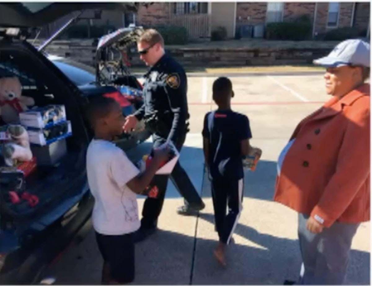 Ft. Worth Officers Bring Christmas Gifts to Family Victimized by ...